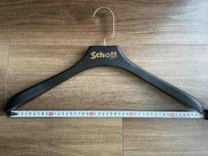 Schott純正の木製ハンガーが発売！革ジャンの保管に最適。しかもお洒落でカッコイイ！ - スケオのアメカジ紹介ブログ